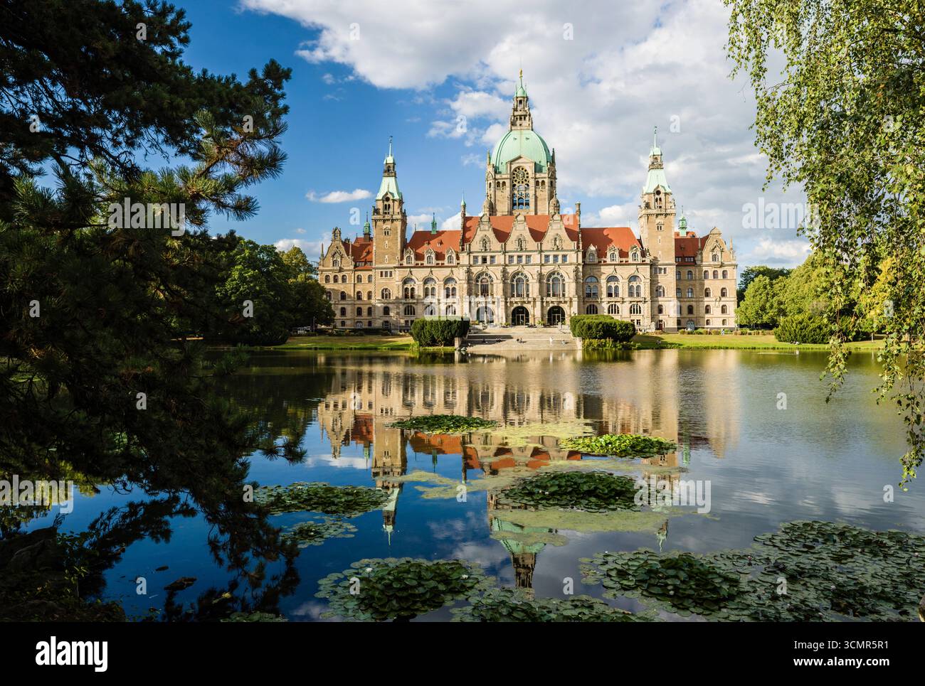 Das Neue Rathaus am Maschpark ist das Wahrzeichen von Hannover ...