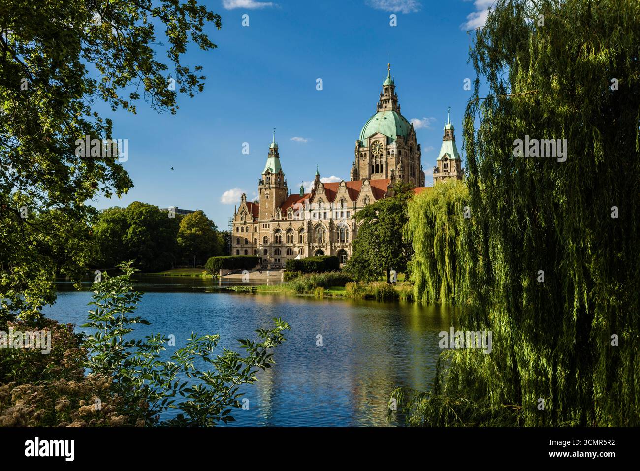Das Neue Rathaus am Maschpark ist das Wahrzeichen von Hannover ...