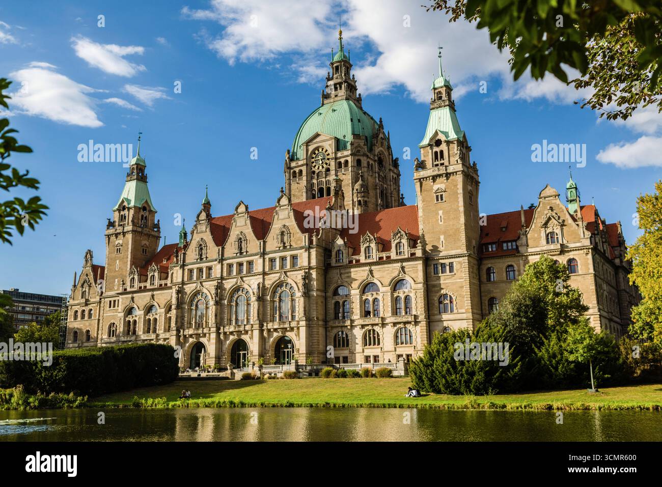 Das Neue Rathaus am Maschpark ist das Wahrzeichen von Hannover ...