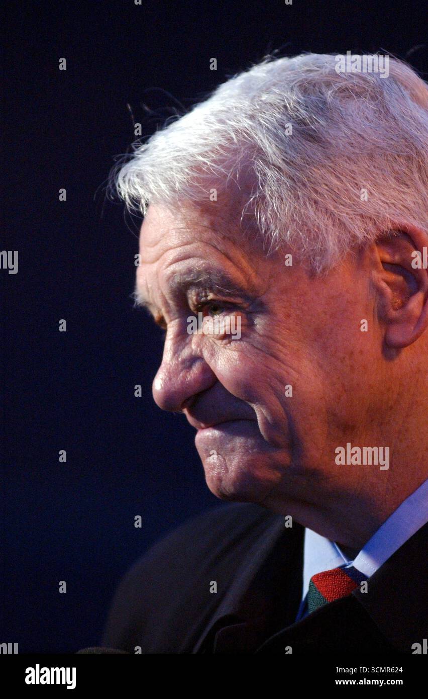 Sir Bobby Robson photo call to back GNER`s bid for the East Coast ...