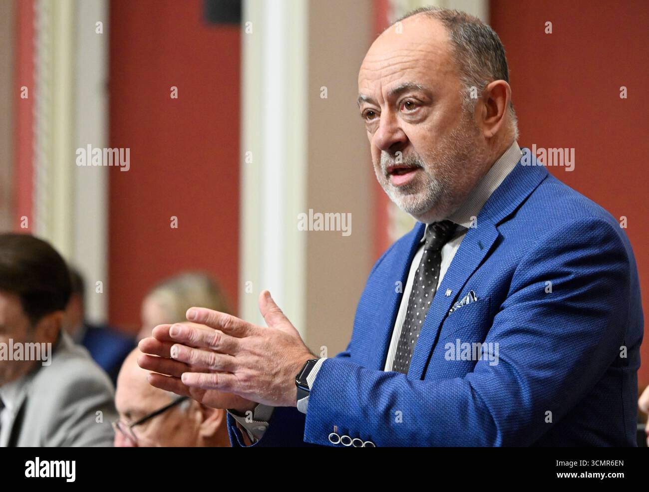 Le ministre québécois de la Santé, Christian Dube, répond à l ...