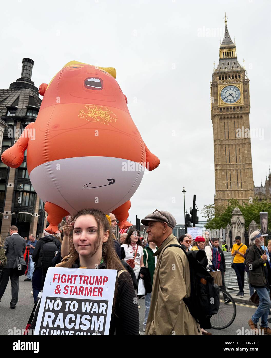 17 September 2025, Great Britain, London: Numerous people march through ...