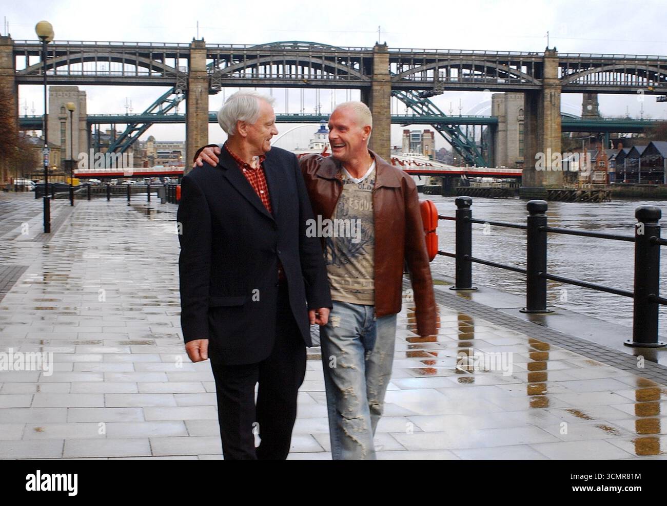 Former Newcastle United manager Sir Bobby Robson jokes with Paul ...