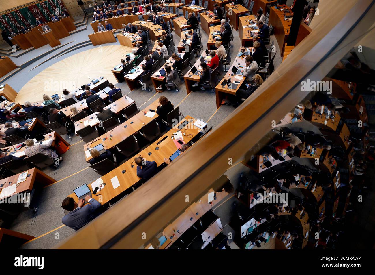 Das Plenum im Landtag von Nordrhein-Westfalen zu sehen bei einer ...