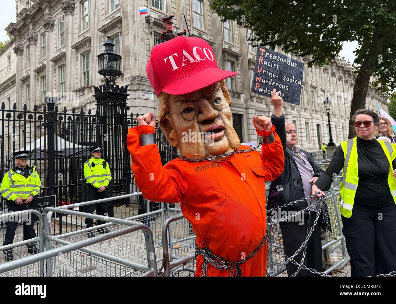17 September 2025, Great Britain, London: A demonstrator wears a Trump ...