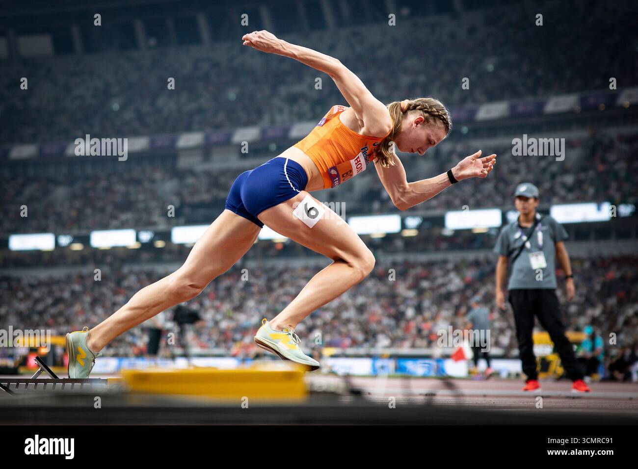 Femke Bol (NED), 400m H?rden, stellt ihren Startblock ein an Tag 5 der ...