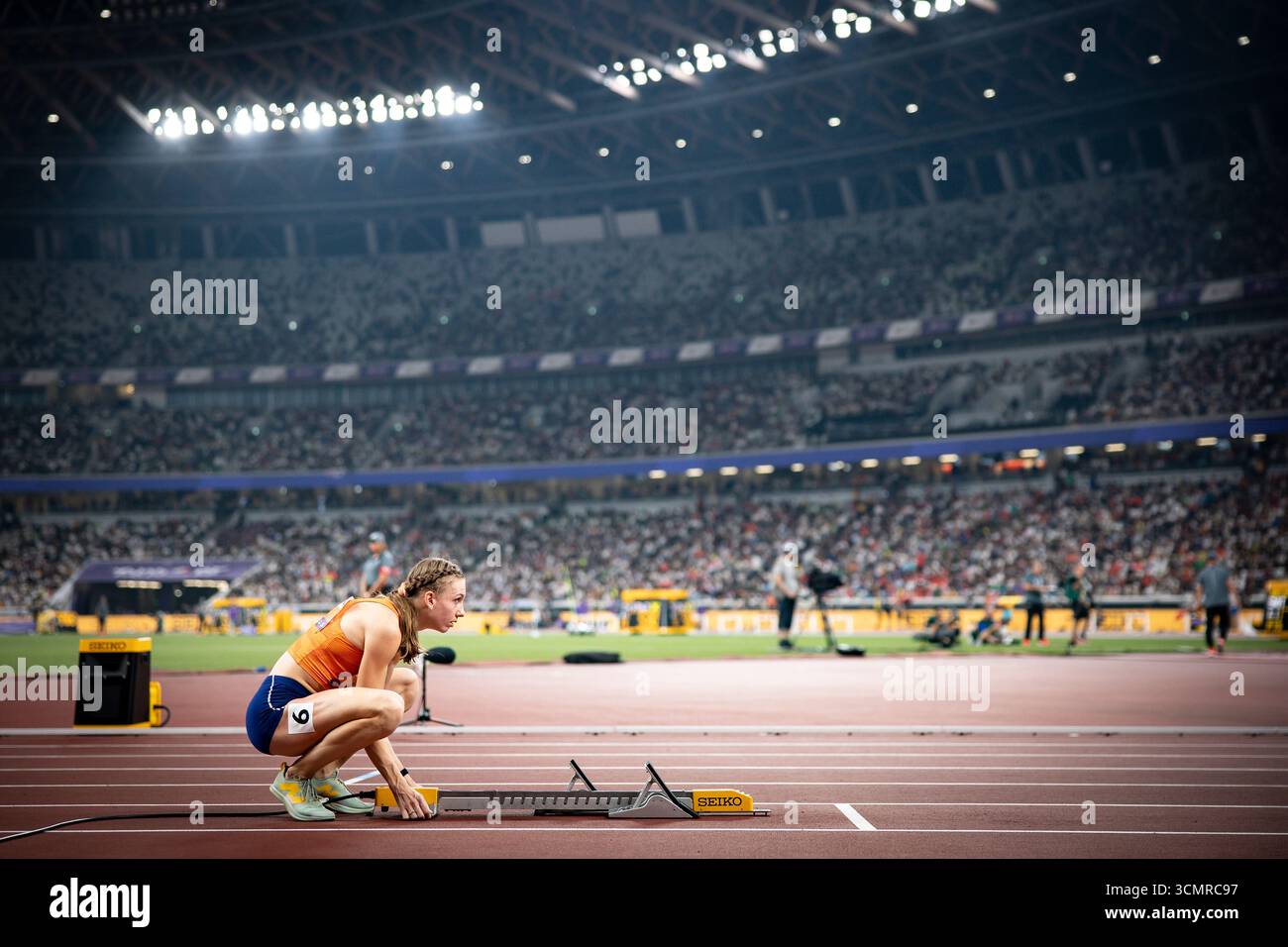 Femke Bol (NED), 400m H?rden, stellt ihren Startblock ein an Tag 5 der World Athletics ...