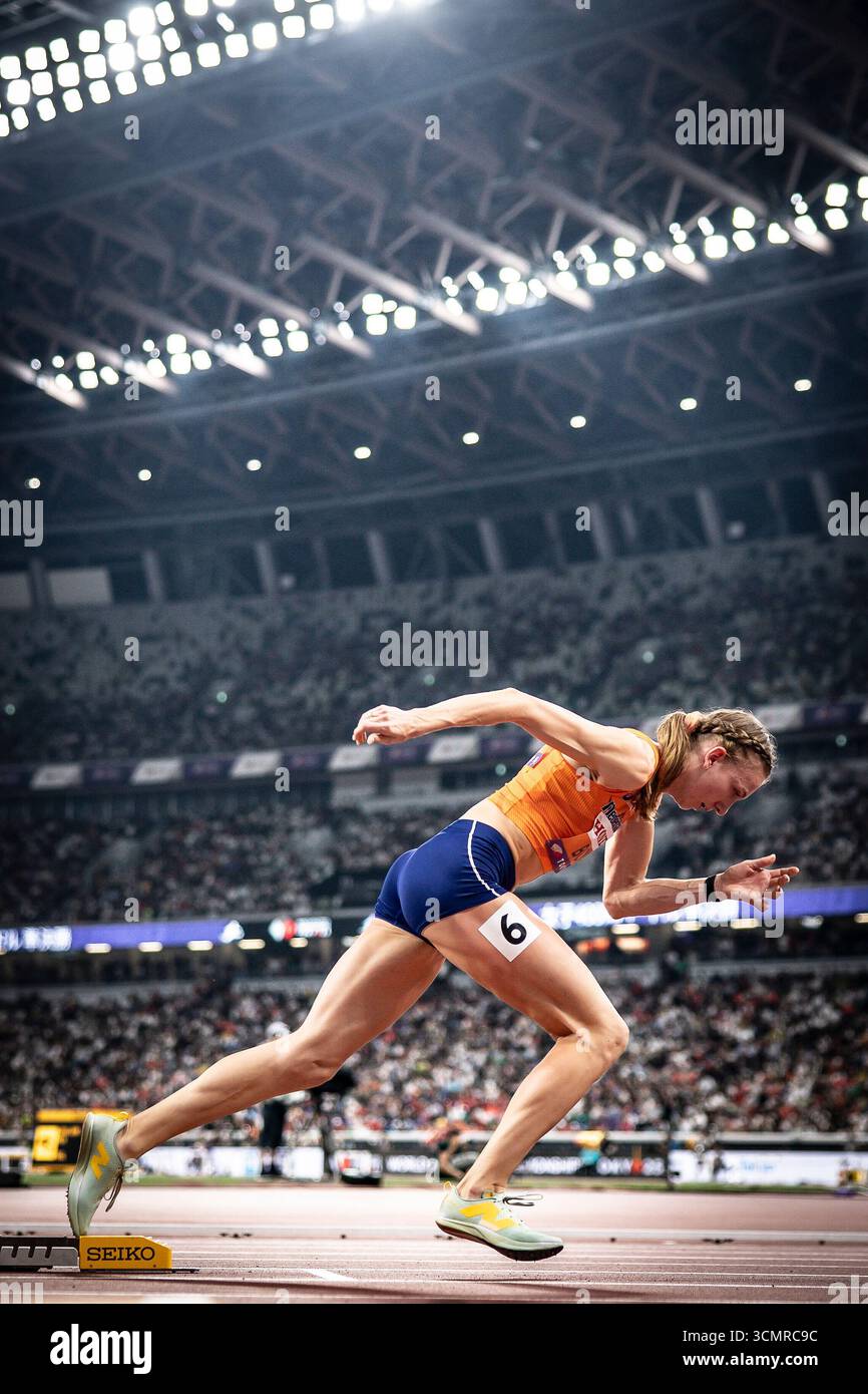 Femke Bol (NED), 400m H?rden, stellt ihren Startblock ein an Tag 5 der World Athletics ...