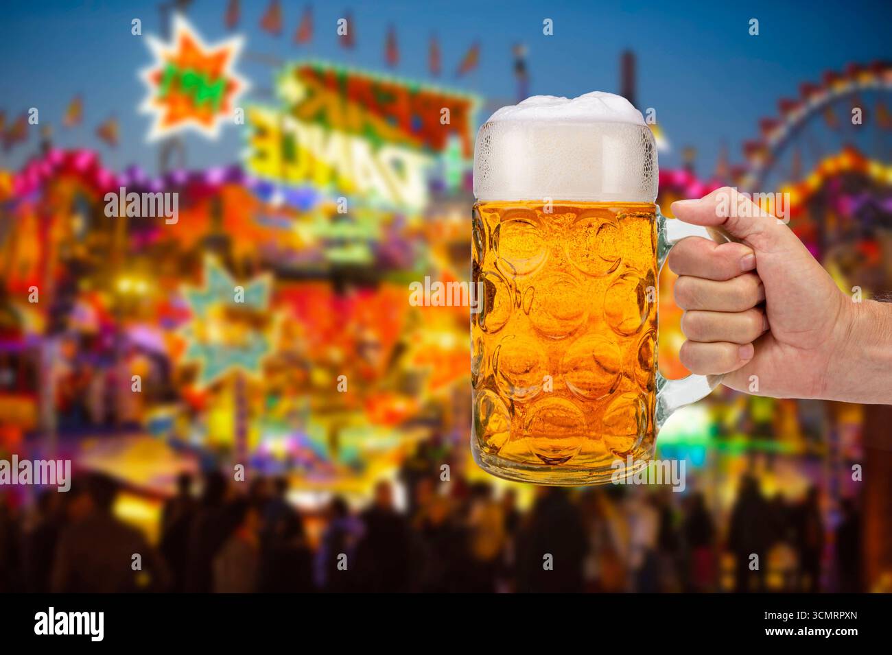 Maßkrug Bier auf dem Oktoberfest in München Ein Maßkrug Bier wird vor ...