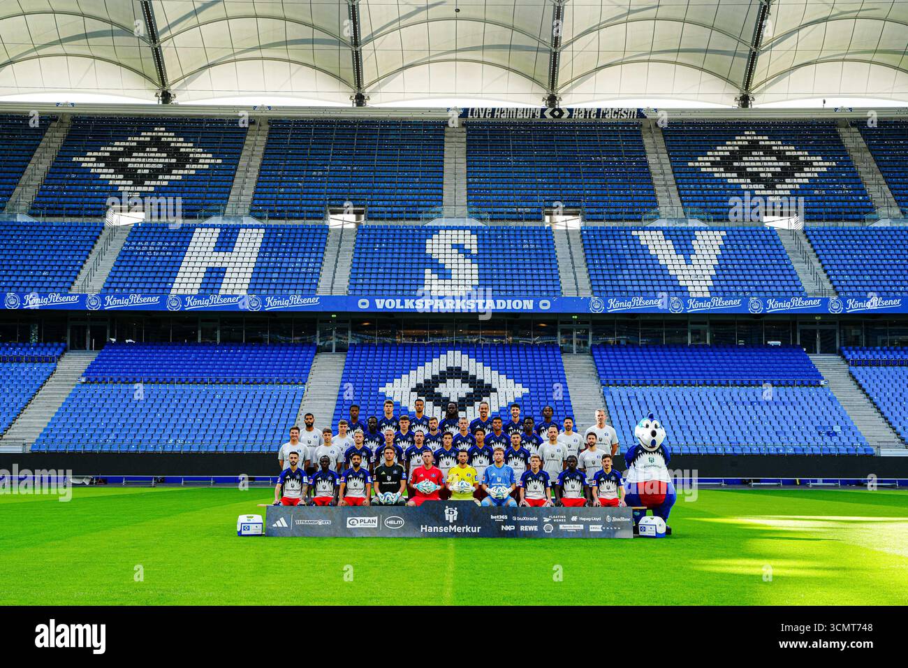 Oberste Reihe v. l. n. r.: Warmed Omari (Hamburger SV, #17), Luka ...