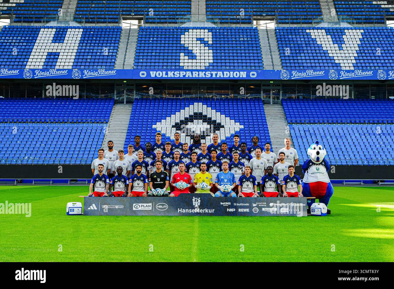 Oberste Reihe v. l. n. r.: Warmed Omari (Hamburger SV, #17), Luka ...