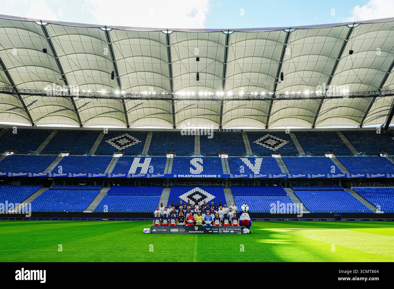 Oberste Reihe v. l. n. r.: Warmed Omari (Hamburger SV, #17), Luka ...