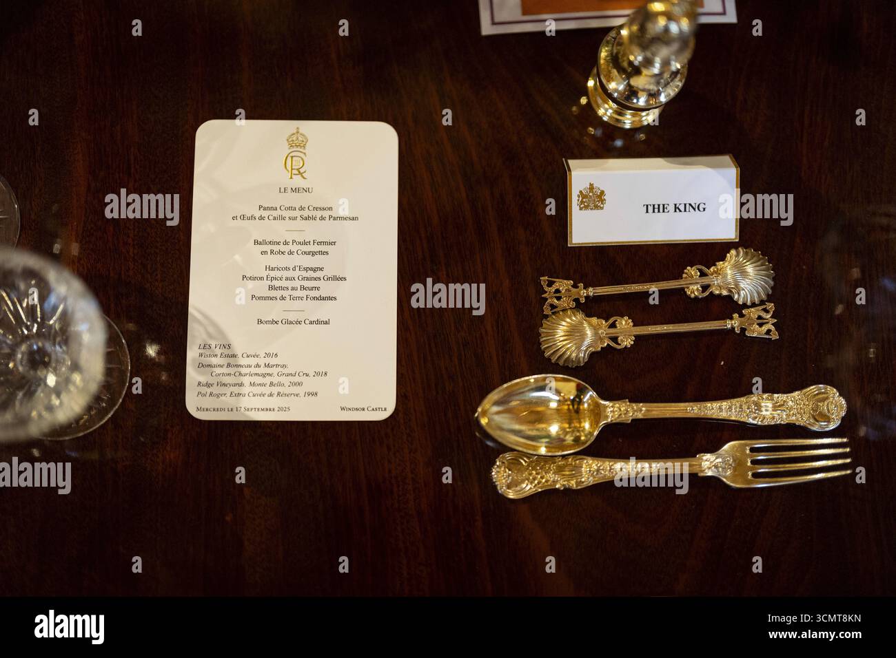 Place settings at the banquet table in St George's Hall at Windsor ...