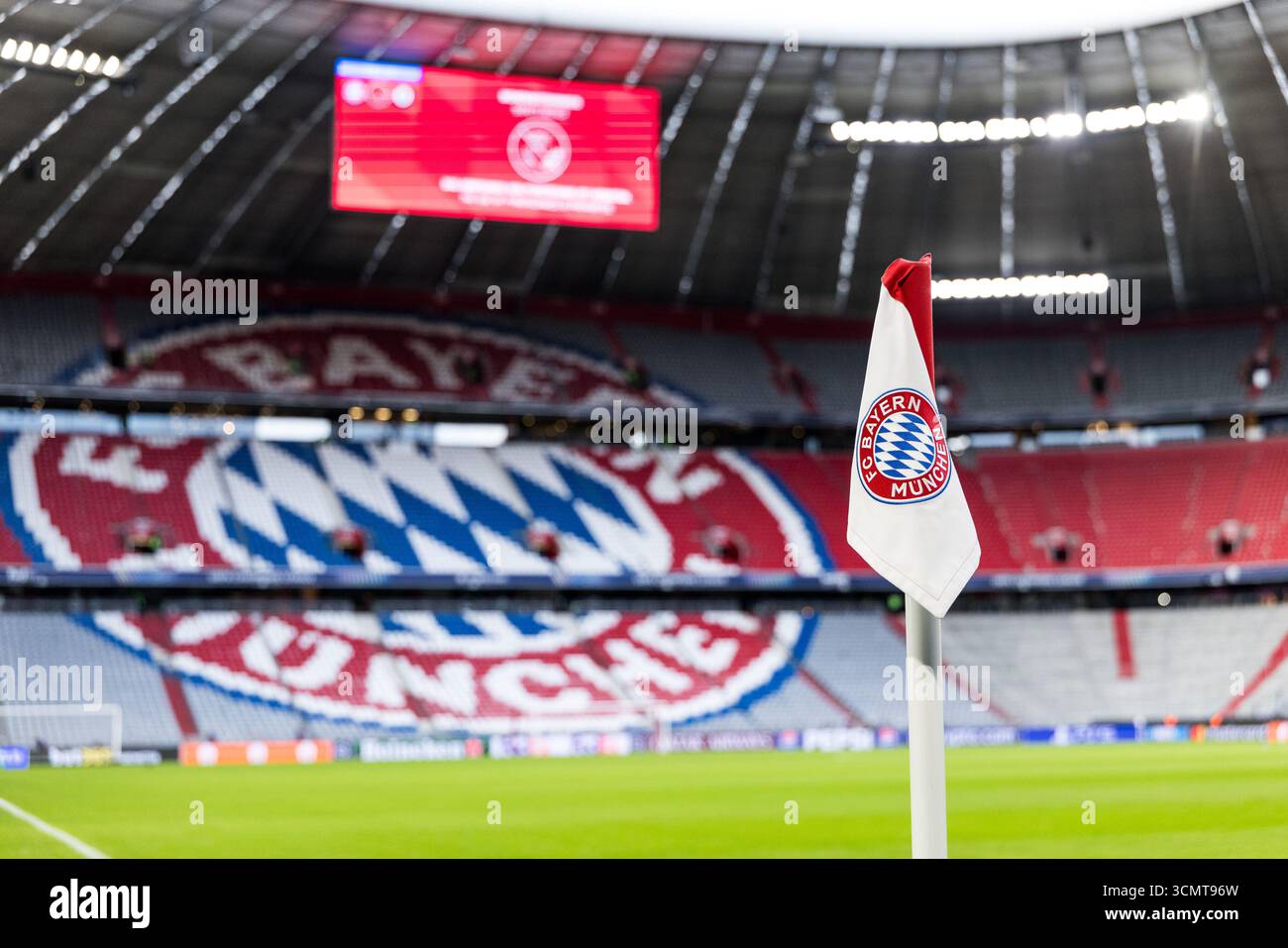 Die Allianz Arena vor Anpfiff, Eckfahne mit FC Bayern M?nchen Logo UEFA Champions League, FC ...