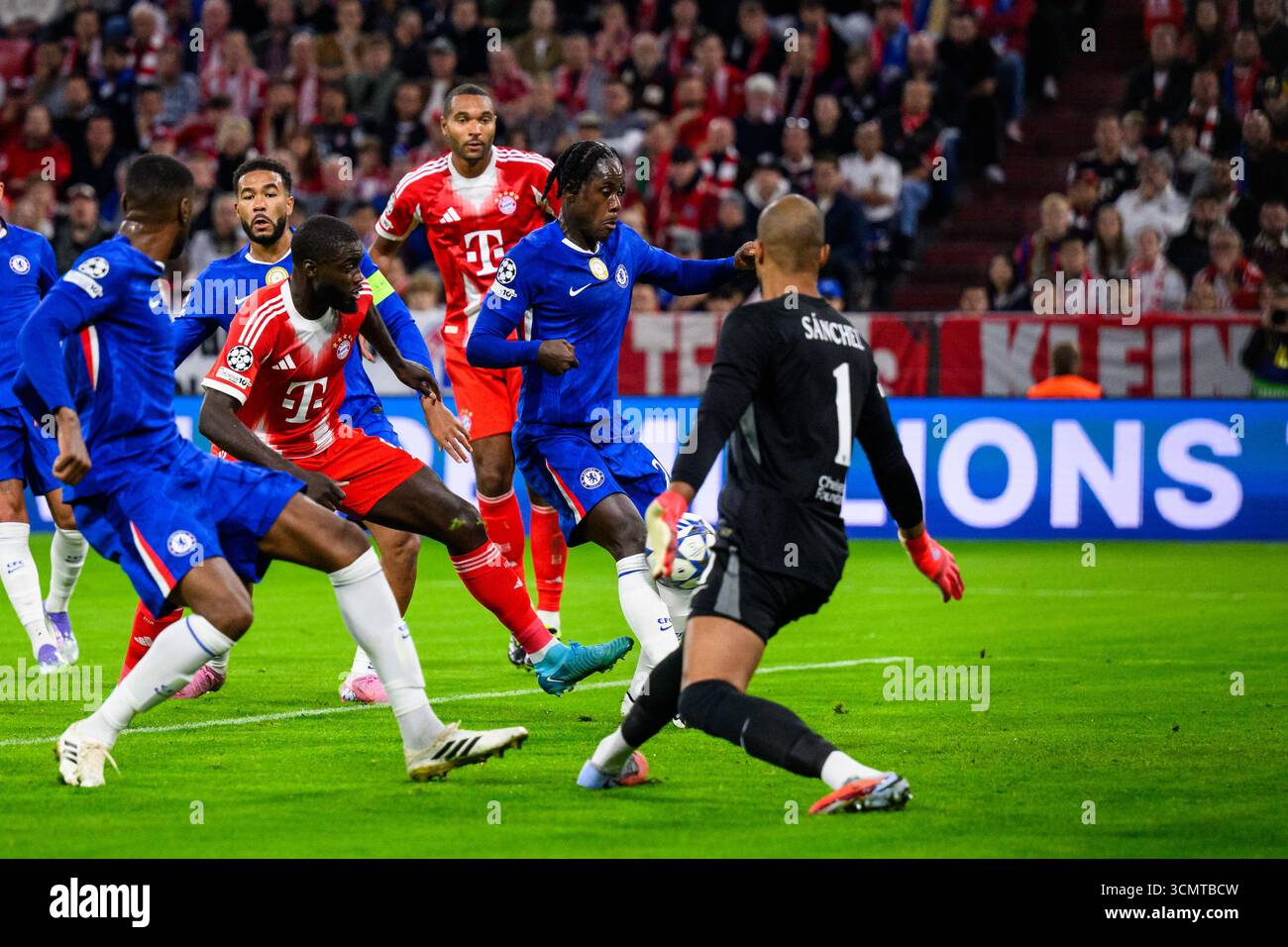17 September 2025, Bavaria, Munich: Soccer, Champions League, Bayern ...