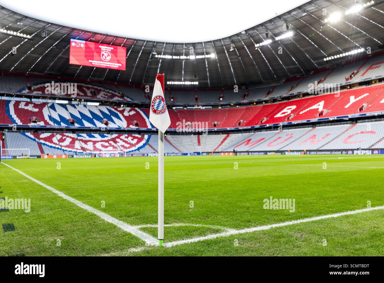 Die Allianz Arena vor Anpfiff, Eckfahne mit FC Bayern M?nchen Logo UEFA Champions League, FC ...