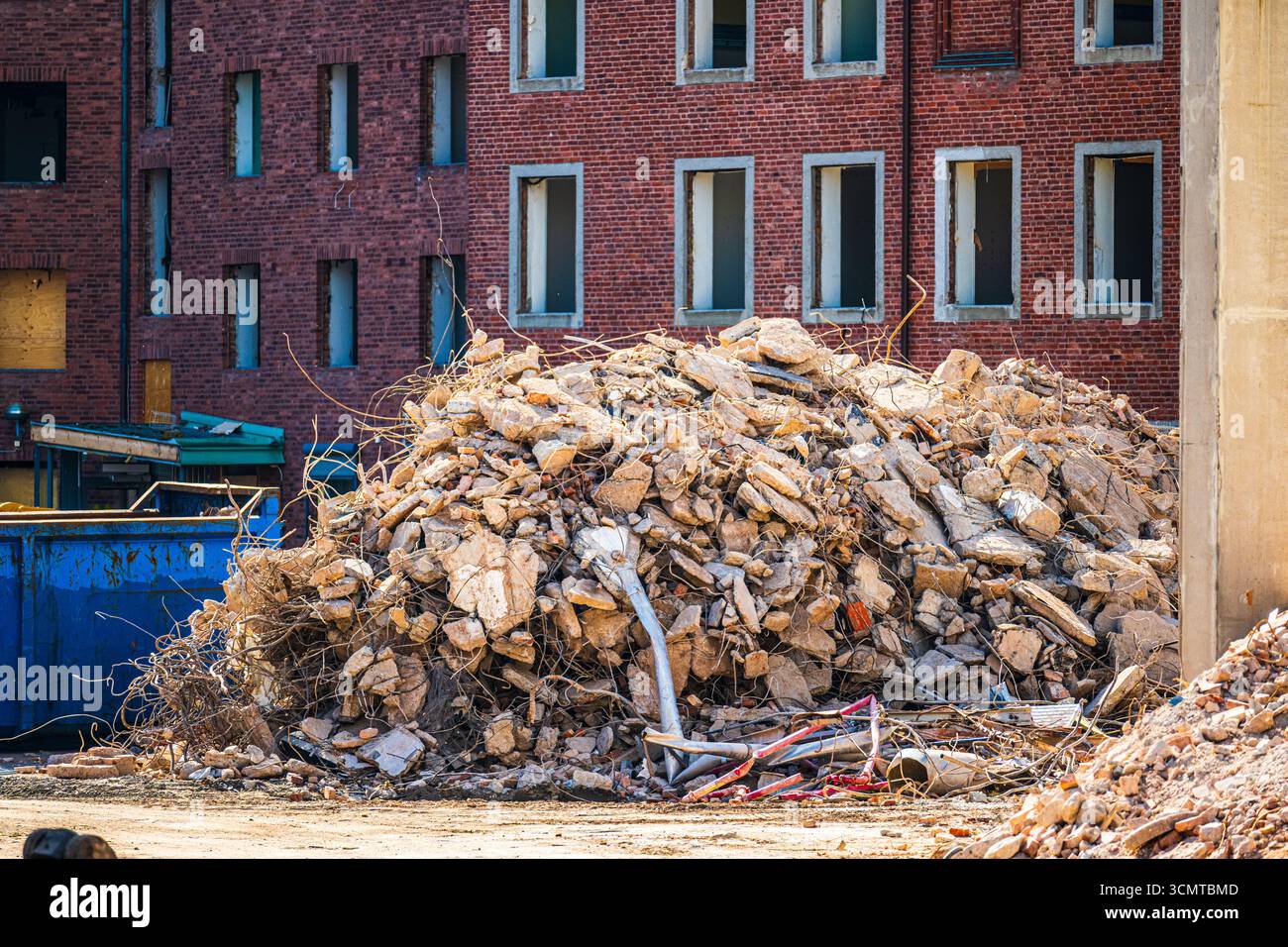 Pile construction rubble outside hi-res stock photography and images ...