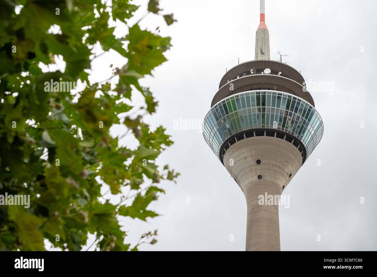 Der Rheinturm Duesseldorf, Fernsehturm, Medienhafen in Duesseldorf am ...