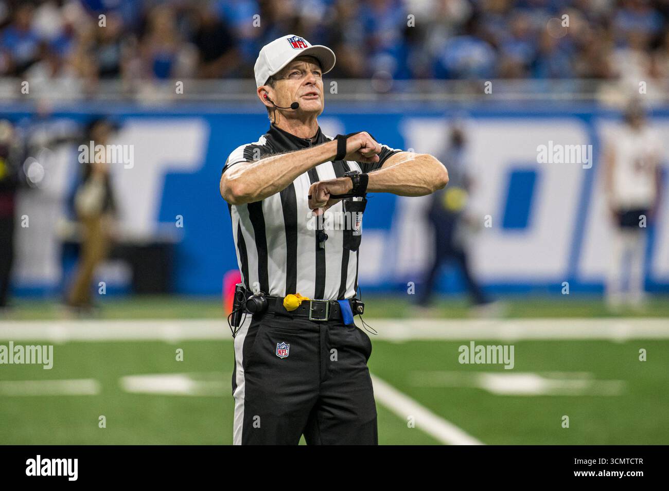 DETROIT, MI - SEPTEMBER 14: NFL Referee Land Clark makes a false start ...