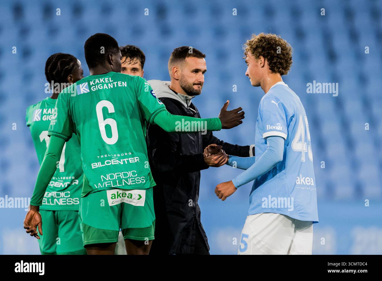 250917 BK Olympics tränare Anes Mravac och Malmö FFs Anton Höög efter ...