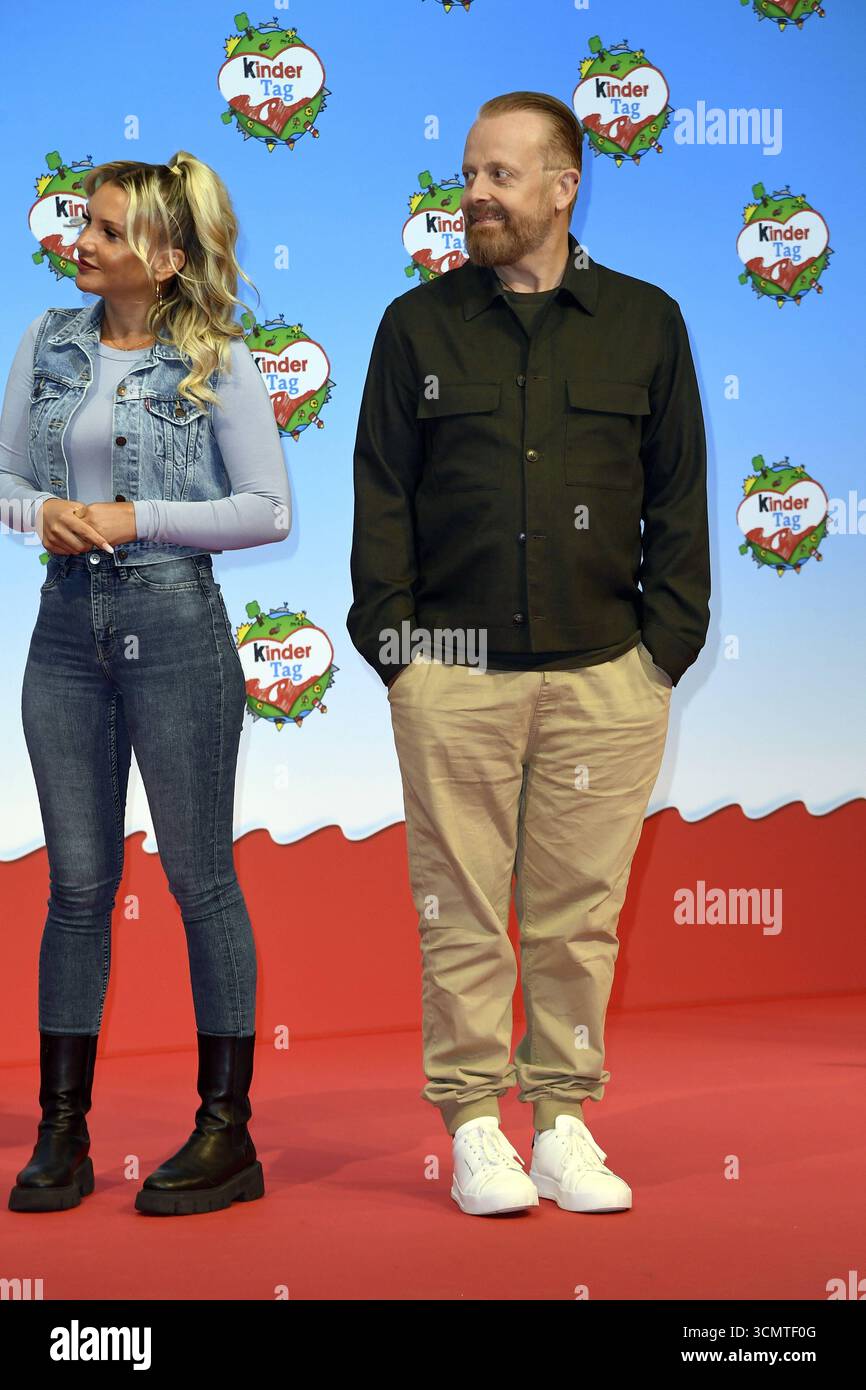 Evelyn Burdecki und Ross Antony anlässlich des Weltkindertags feiert ...