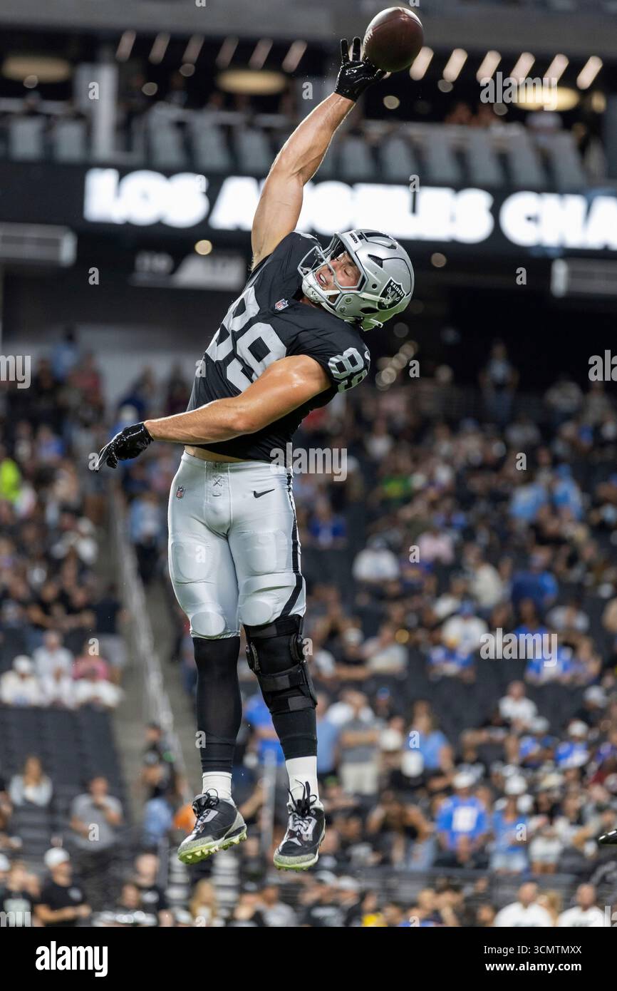 Las Vegas Raiders tight end Brock Bowers (89) warms up before playing against the Los Angeles ...