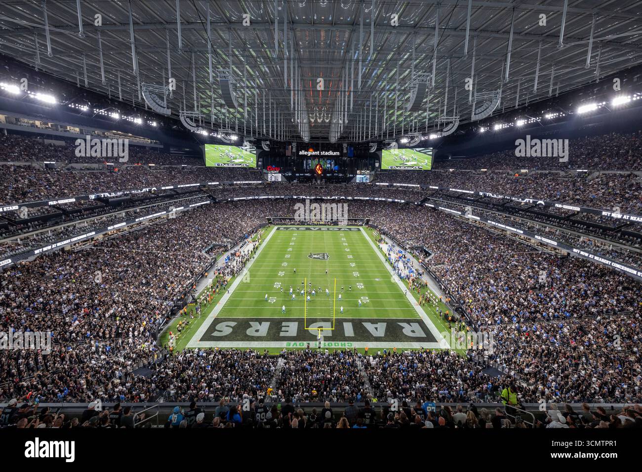General view of the Las Vegas Raiders playing against the Los Angeles ...