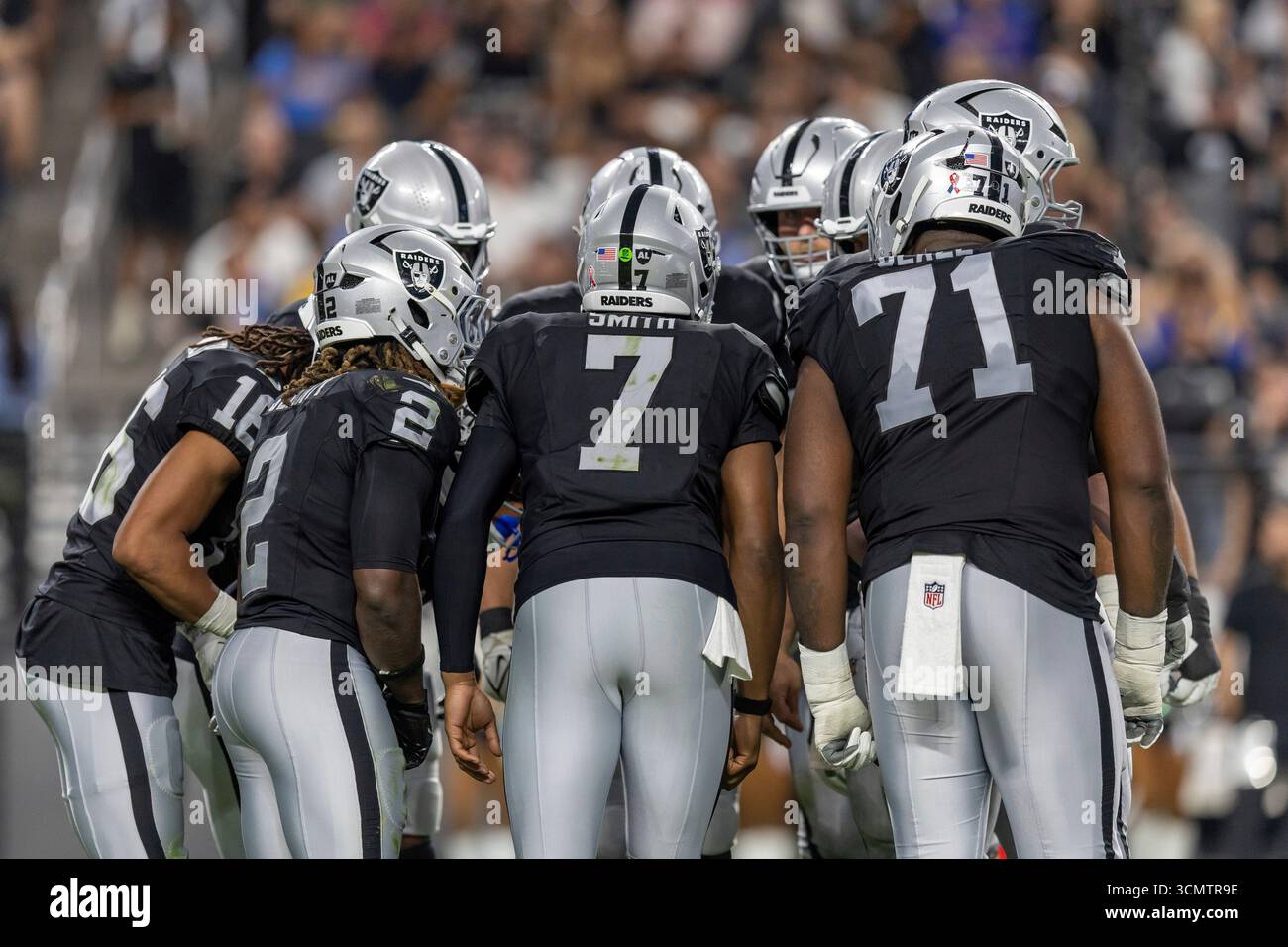 Las Vegas Raiders quarterback Geno Smith (7) huddles with the offense against the Los Angeles ...