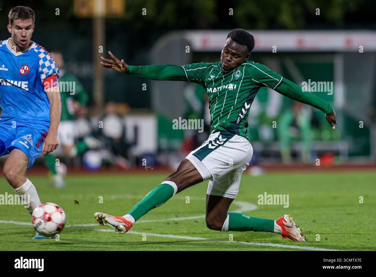 Princewell Mbock (SV Werder Bremen II, 18) am Ball, Einzelbild ...