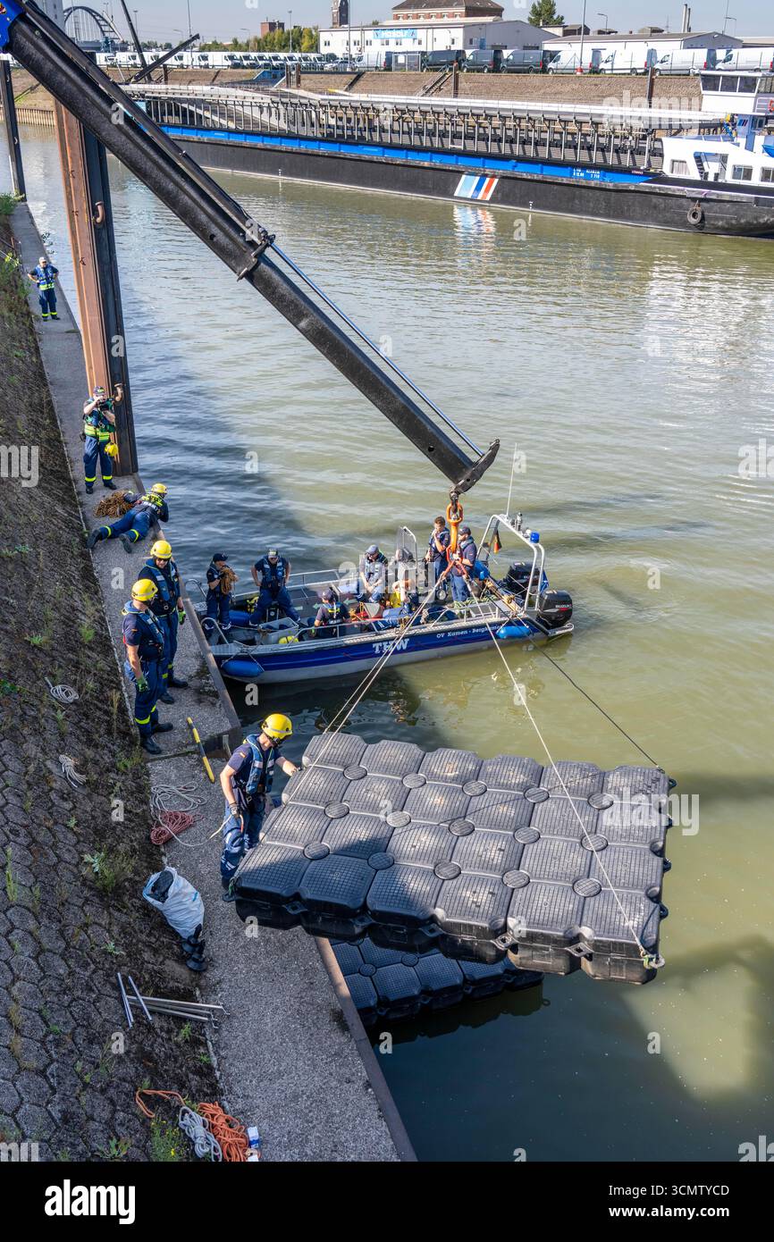 Construction of a floating platform using the Jet-Float system, which ...