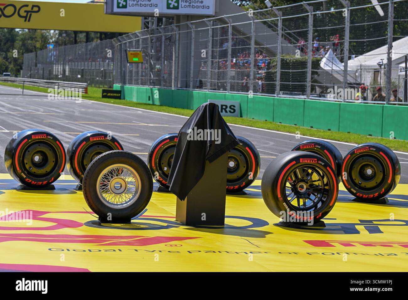 Gomme pirelli f1 hi-res stock photography and images - Alamy