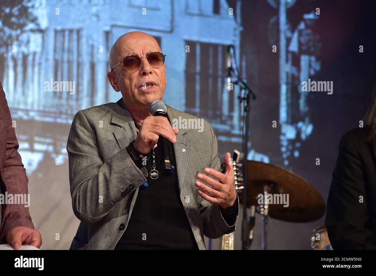 Toni Krahl und die Kinx vom Prenslauer Berg Bandleader Toni Krahl bei ...