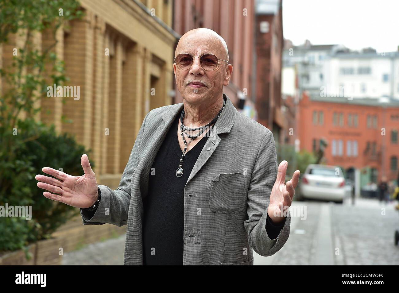Toni Krahl und die Kinx vom Prenslauer Berg Bandleader Toni Krahl bei ...