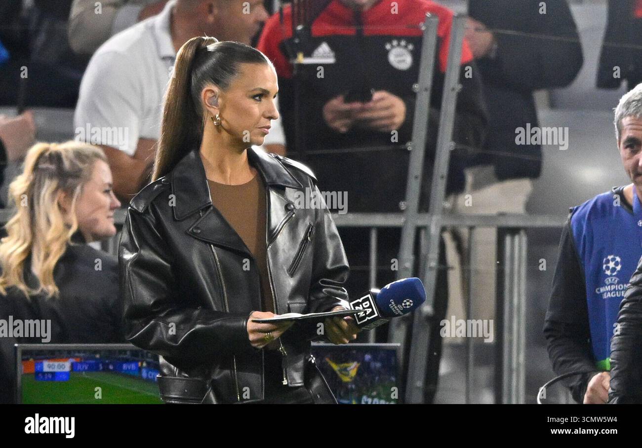 vor Spielbeginn: Moderatorin Laura Wontorra DAZN im Interview Mikrofon ...
