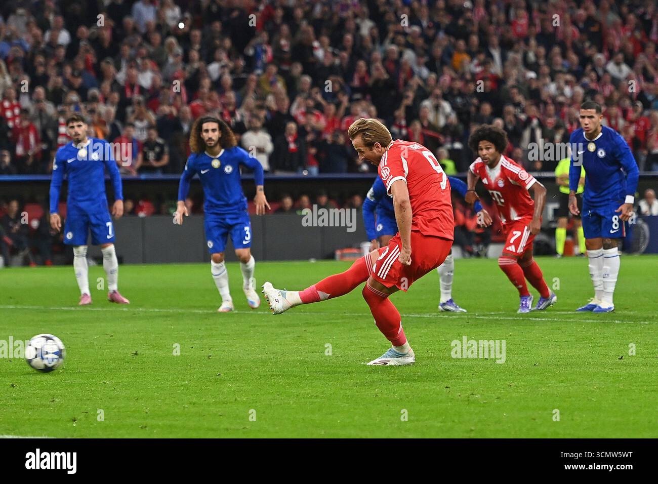 Harry KANE (FC Bayern Munich) scored a penalty to make it 2-0. Action ...
