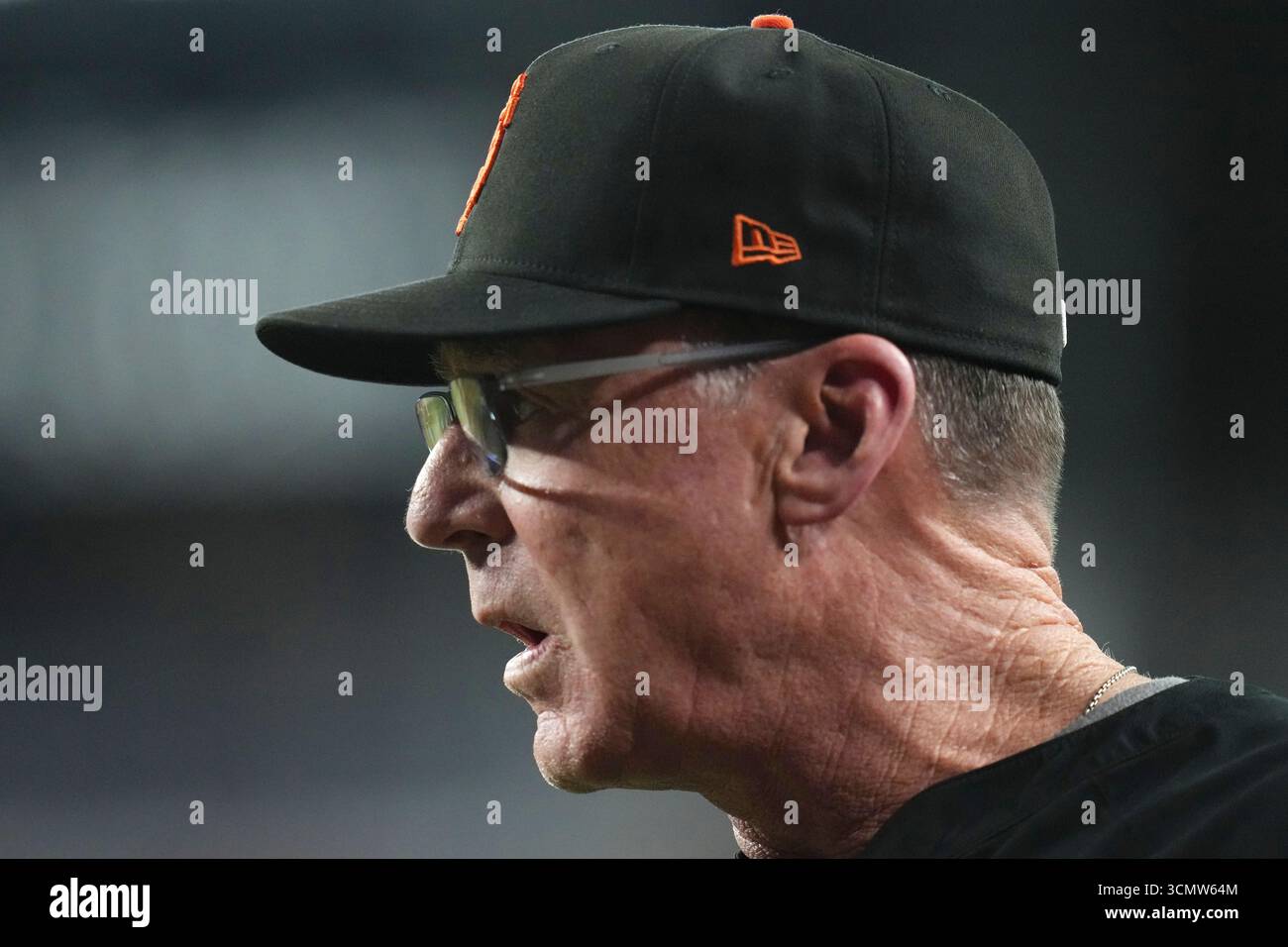 San Francisco Giants manager Bob Melvin talks with the home plate ...