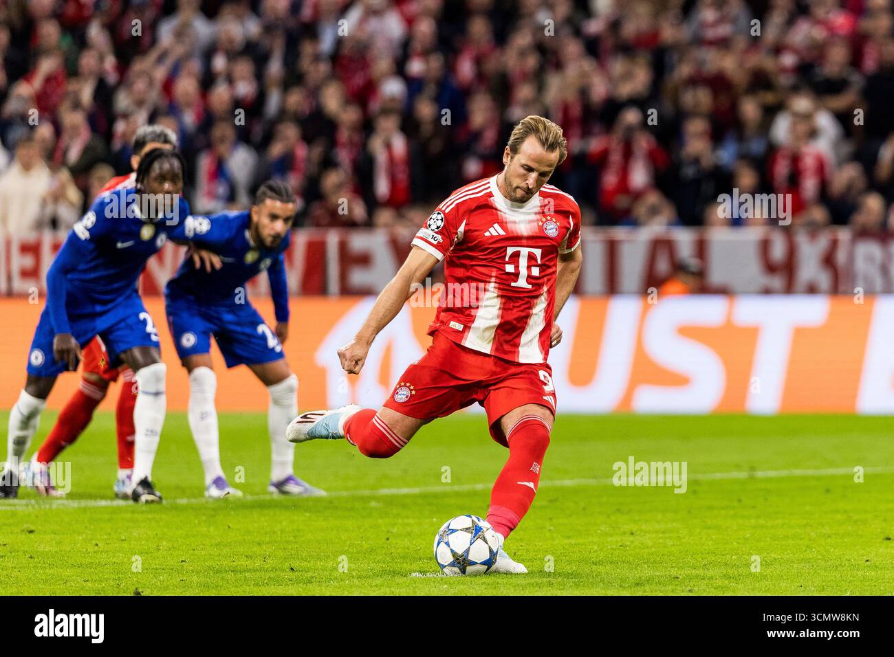 Harry Kane (FC Bayern M?nchen, 9) schie?t den Elfmeter zum 2:0, Tor, Torschuss UEFA Champions ...
