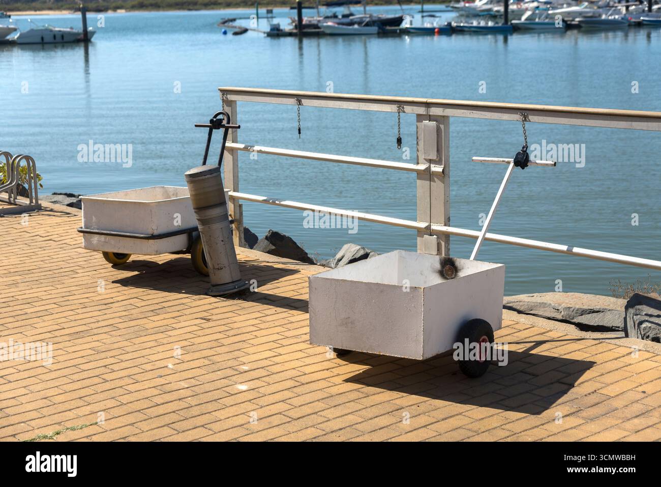 Pantalan transporte usuarios hi-res stock photography and images - Alamy