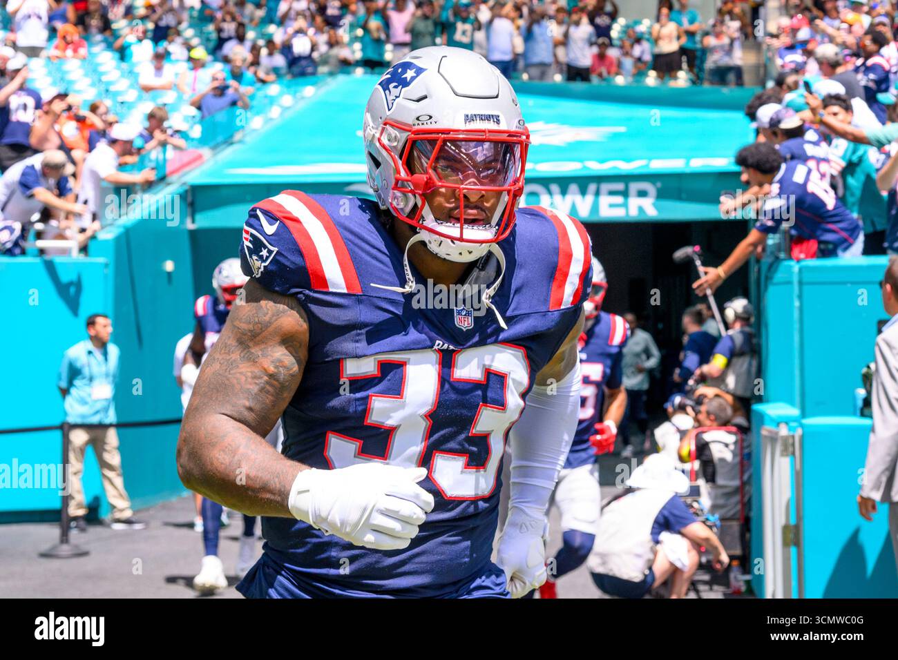 New England Patriots linebacker Anfernee Jennings (33) runs onto the ...