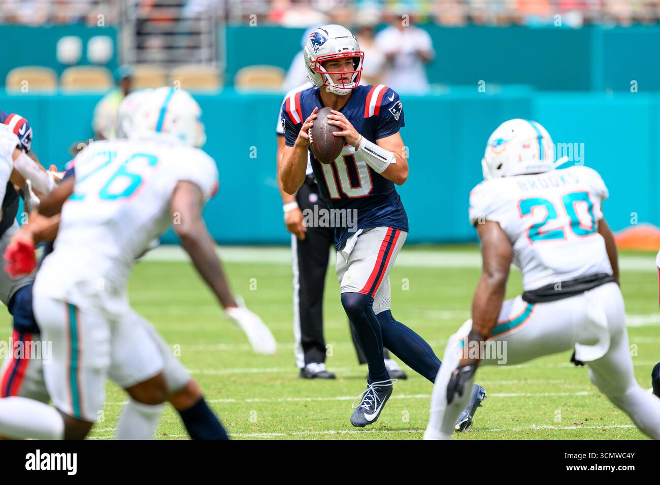 New England Patriots quarterback Drake Maye (10) throws the ball during ...