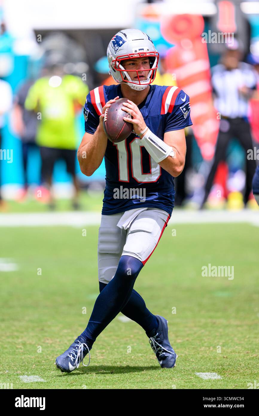 New England Patriots quarterback Drake Maye (10) throws the ball during ...