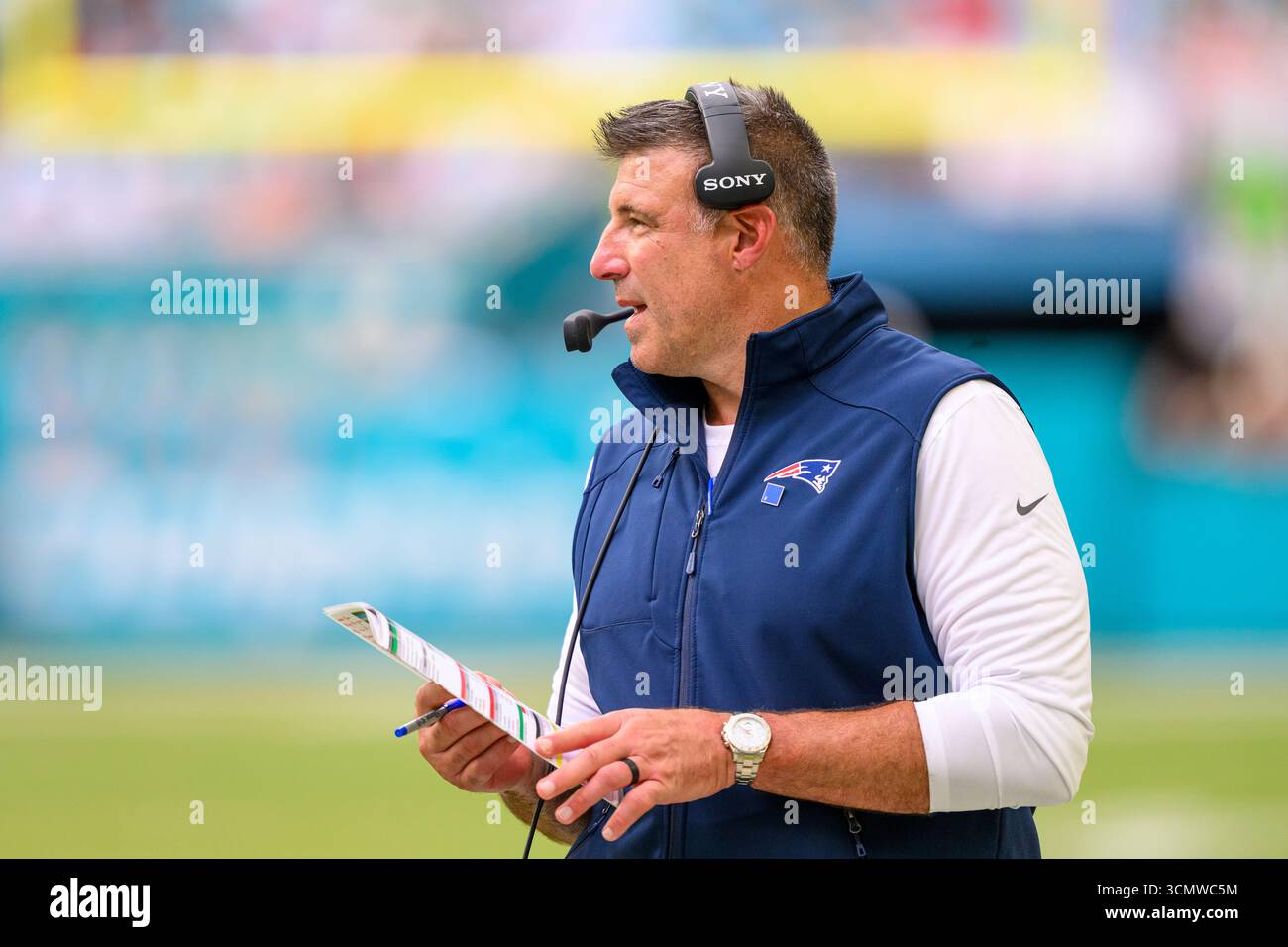 New England Patriots head coach Mike Vrabel watches from the sideline ...