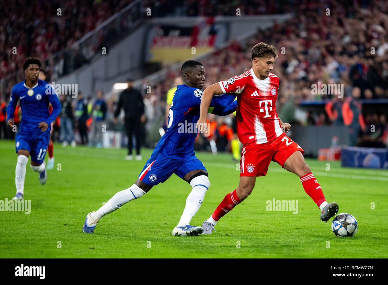 Jamal Musiala (FC Bayern Muenchen, #10) im Zweikampf mit Moises Caicedo ...