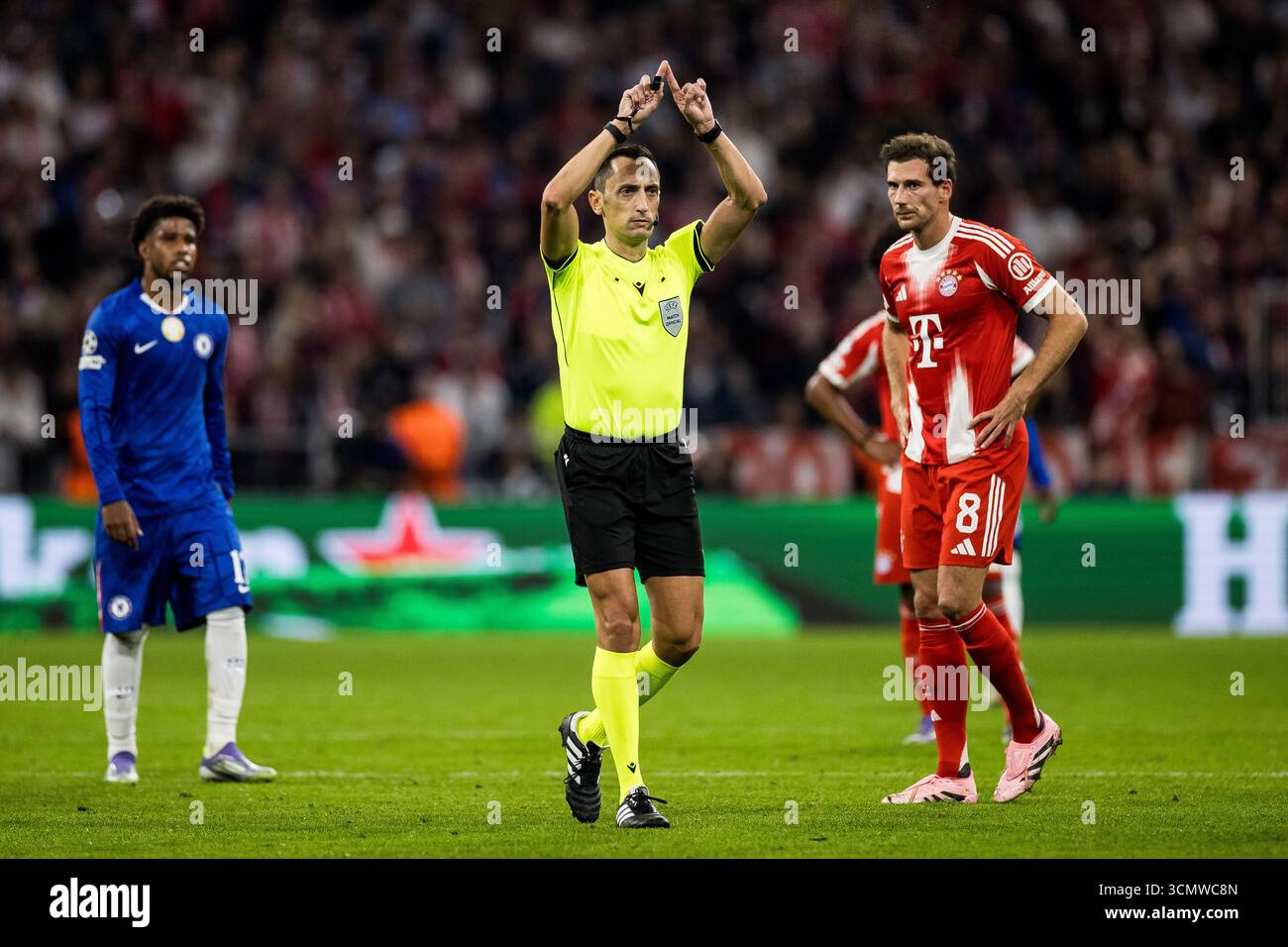 Schiedsrichter Jos? Maria Sanchez Martinez (Spanien) zeigt das Ergebnis des Videobeweises an ...