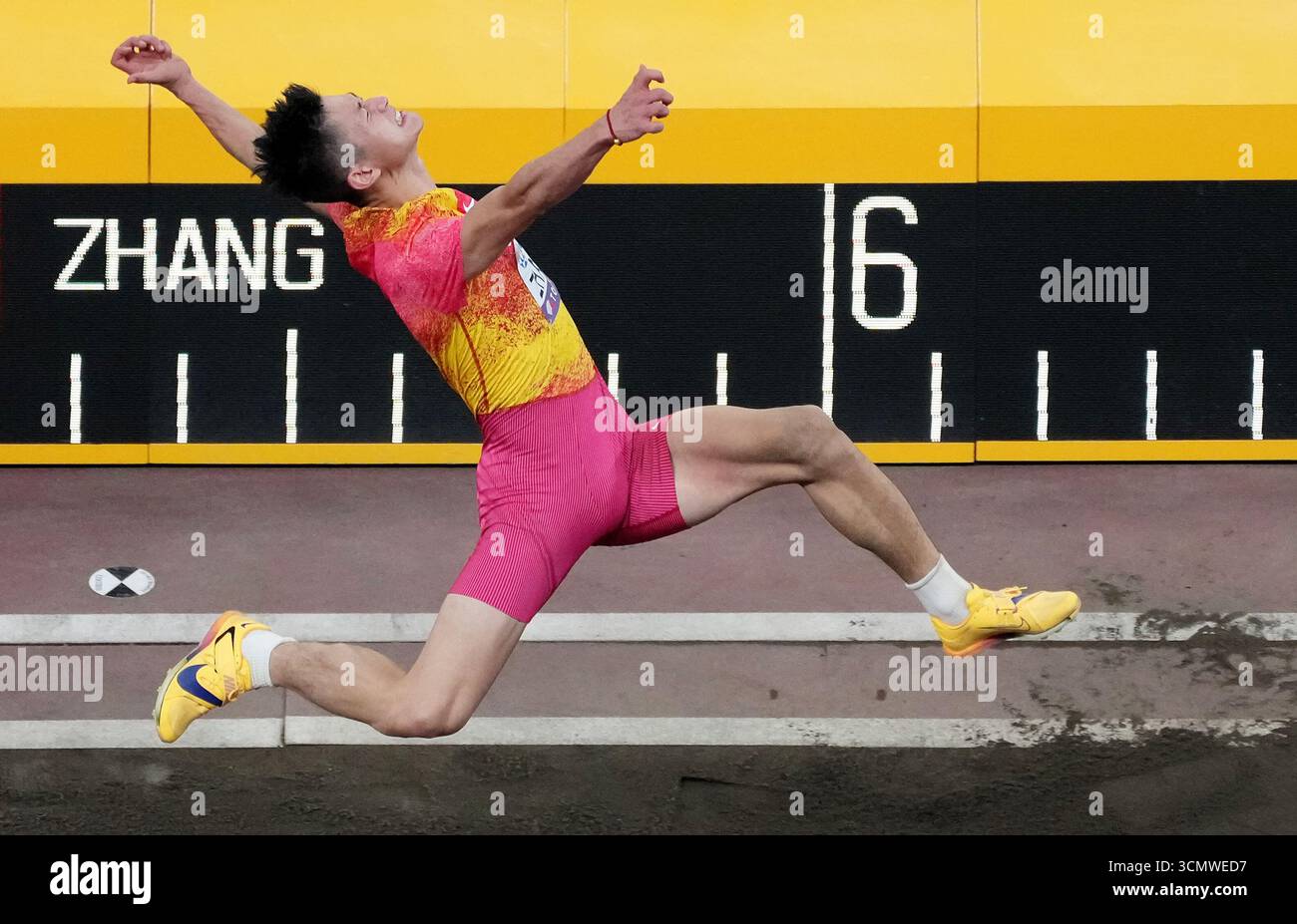 (250918) -- TOKYO, Sept. 18, 2025 (Xinhua) -- Zhang Mingkun of China ...