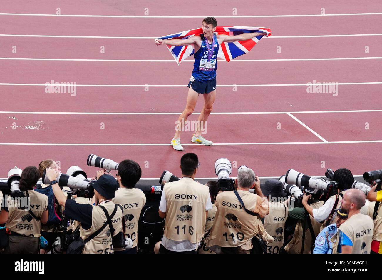 (250918) -- TOKYO, Sept. 18, 2025 (Xinhua) -- Silver medalist Jake ...