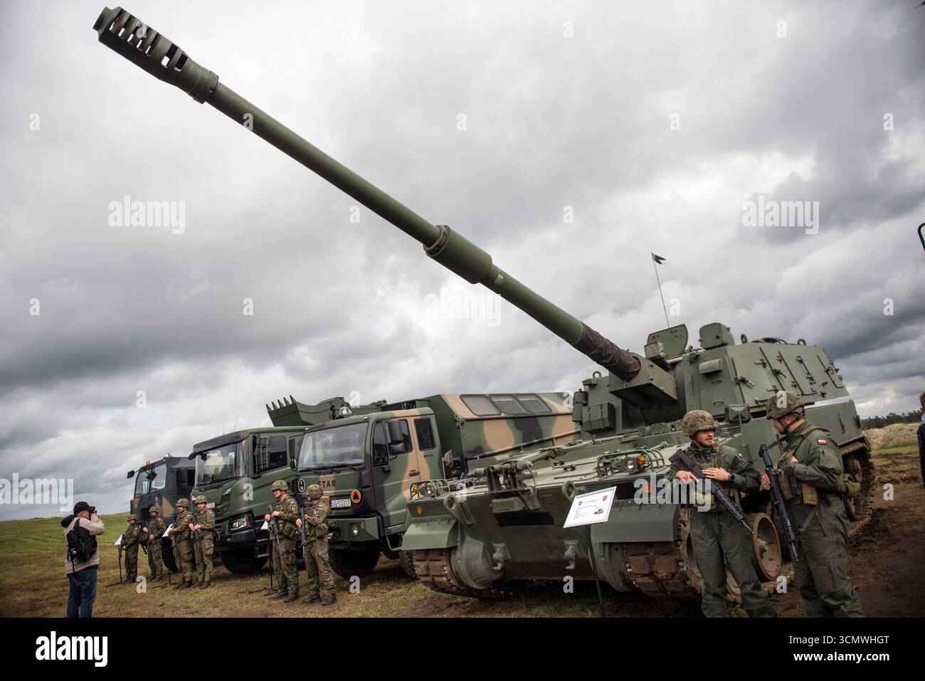 Russian self propelled howitzers hi-res stock photography and images ...