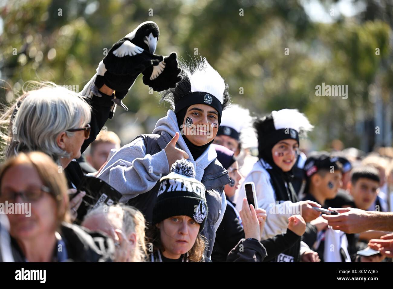 Collingwood fans show support during a Collingwood Magpies training ...