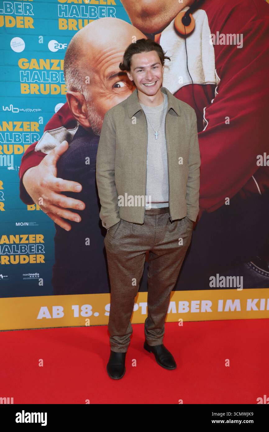 Kinopremiere - Ganzer halber Bruder - in Hamburg Max Suhr ...