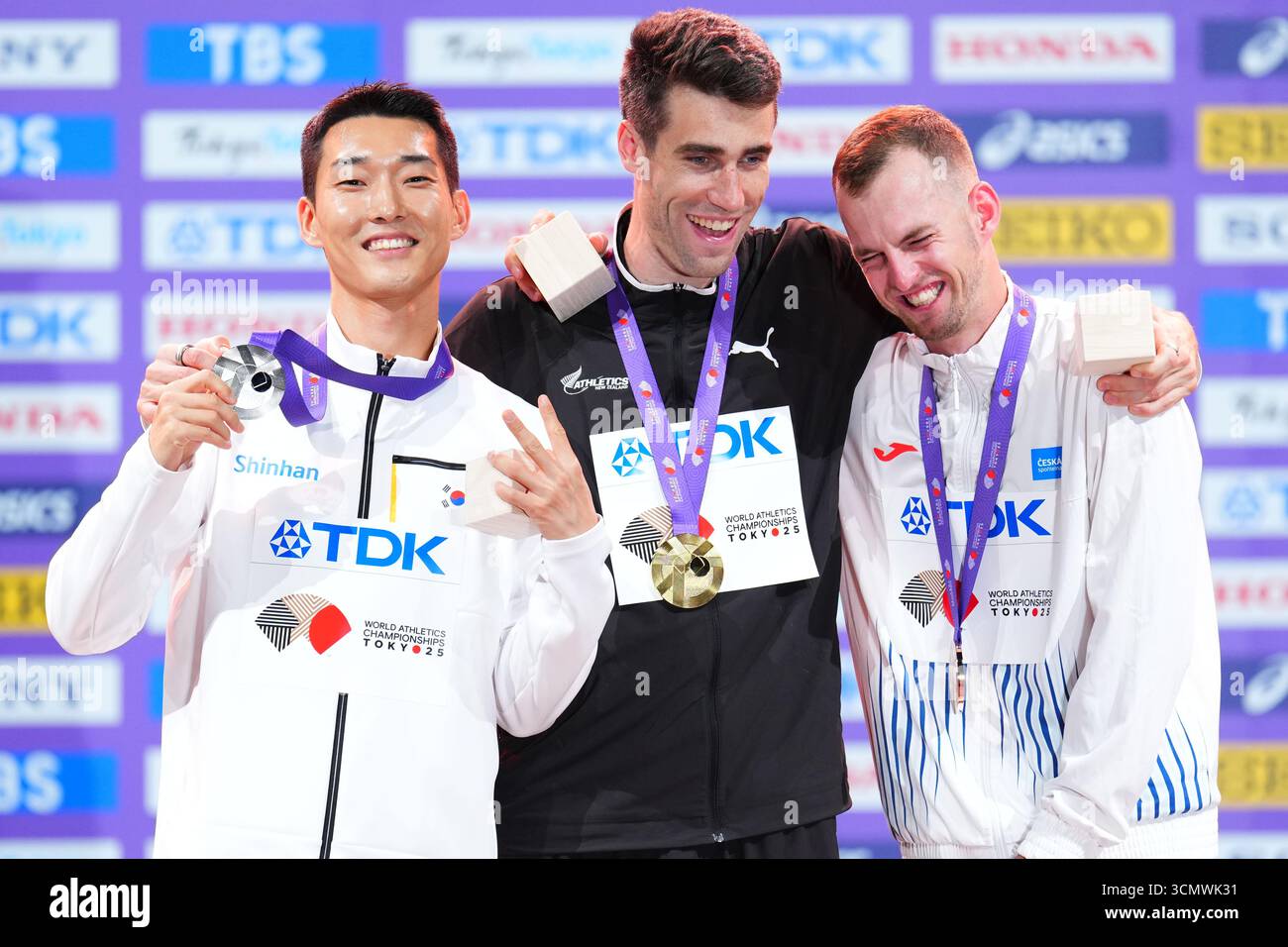 Tokyo, Japan. 17th Sep, 2025. (L-R) Sanghyeok Woo (KOR), Hamish Kerr ...